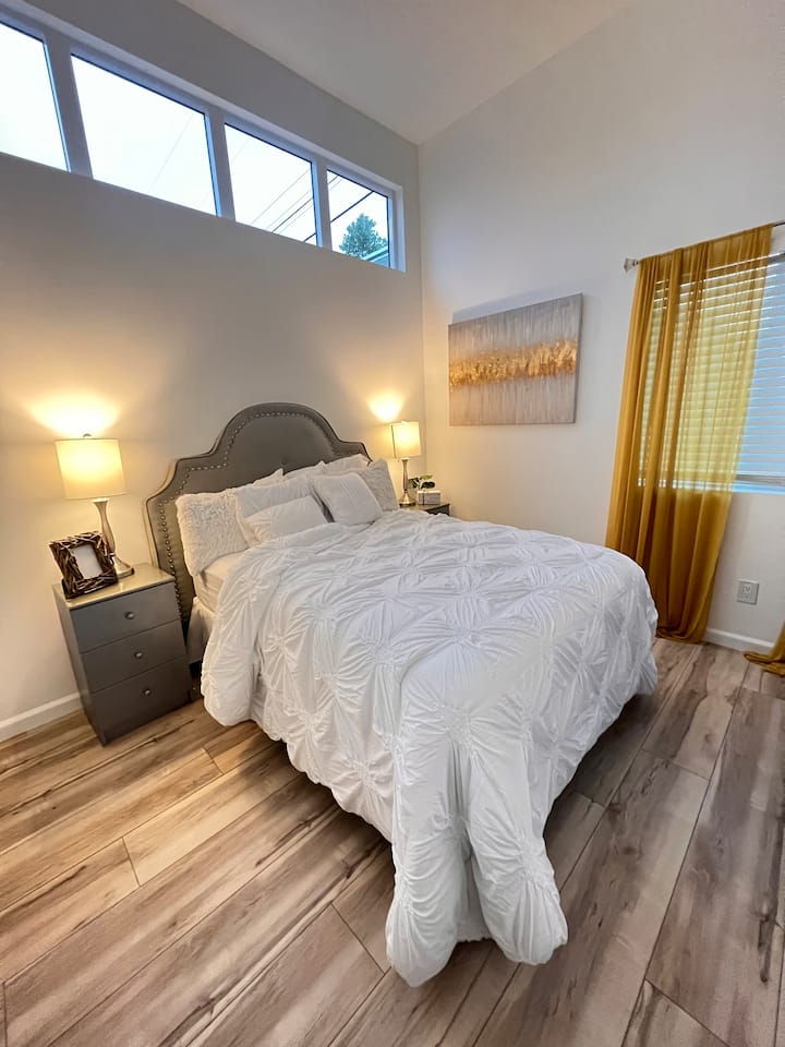 Beautiful 2 Bed 1 Bath Guest House, Washer/dryer. - Los Angeles, CA