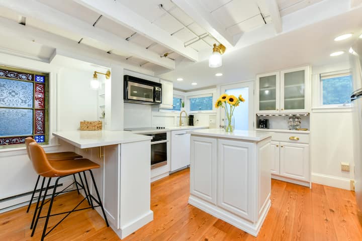 Antique Cottage, Shops, Restaurants, Crocker Park - Beverly, MA