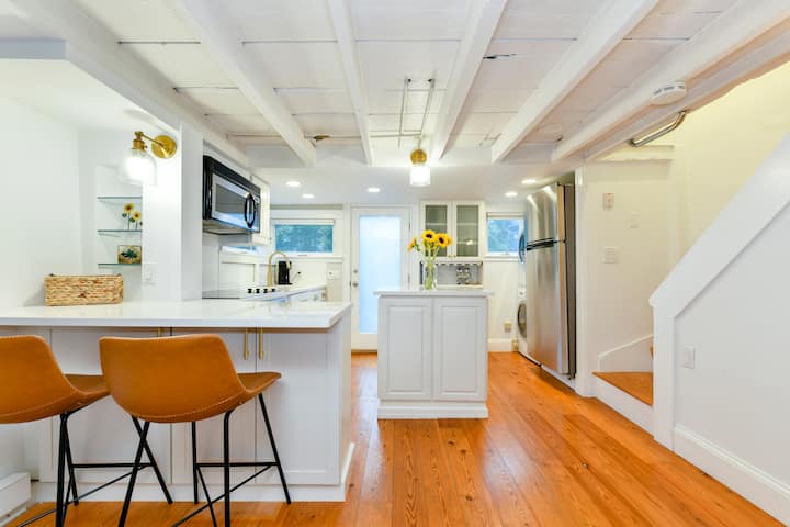 Old Town Cottage, Shops, Restaurants, Crocker Park - Marblehead, MA