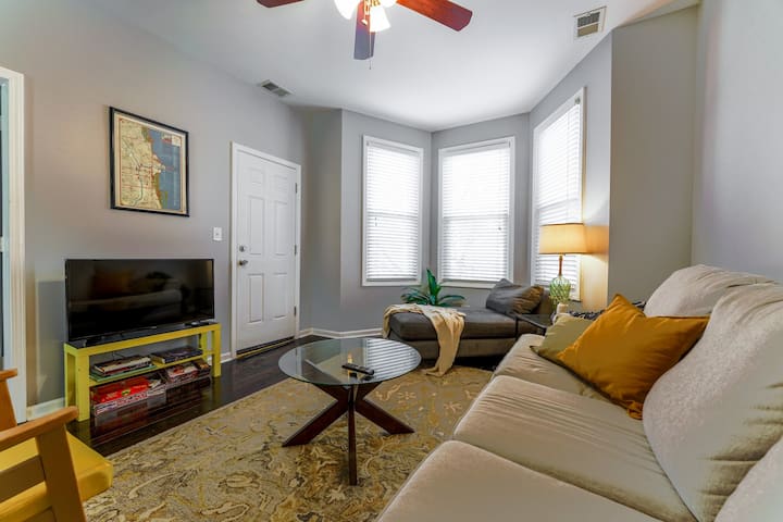 Lovely Duplex W/ Parking! Sleeps 8! - Chicago, IL