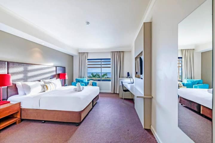 Bright Side Resort-living With Pool On Esplanade - Darwin