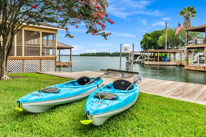 Waterfront Getaway W/boat Dock, Kayaks & Games - Willis, TX