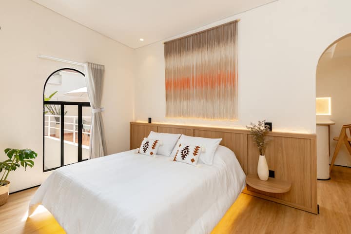 Luxury Boho Apartment - A/c - Kitchen- Fast Wi-fi - Medellín, Colombia