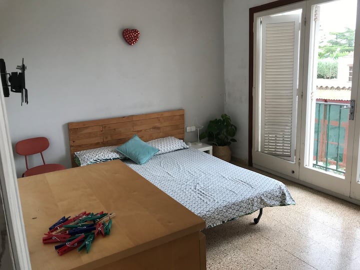 Habitación Grande Con Balcon - Igualada