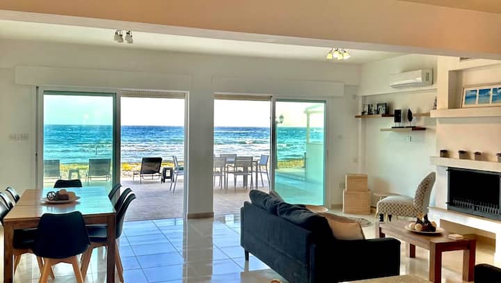 Charming Beachfront Villa. - Larnaca