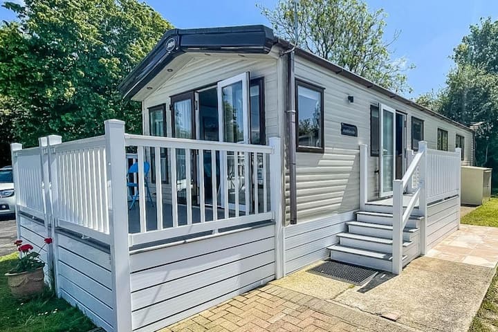 Beautiful Caravan & Decking In Suffolk Ref 60022m - Framlingham