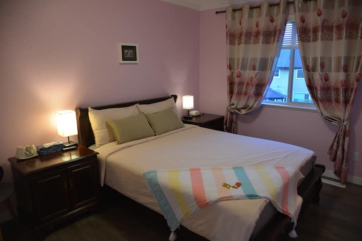 Elegant Pink Bedroom W/queen Bed, Tv, A/c, Parking - Surrey