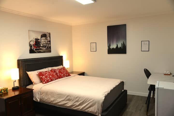 Spacious Bedroom W/queen Bed, Wifi, Tv, Ac, P - Surrey, BC