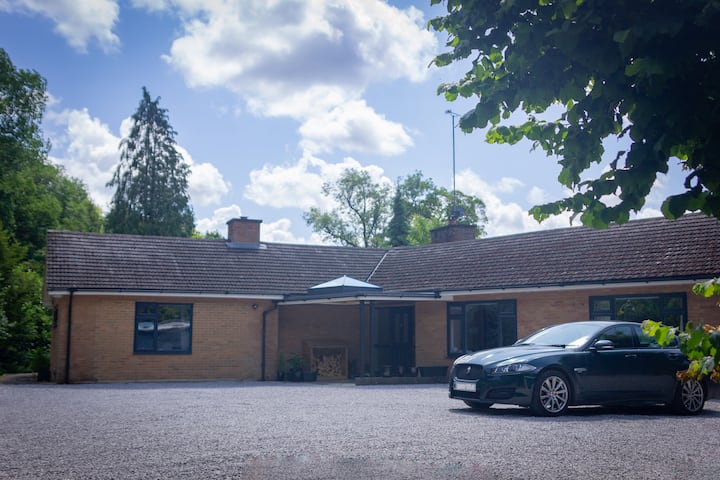 Silverstone 2 Miles From Grand Prix - Bicester