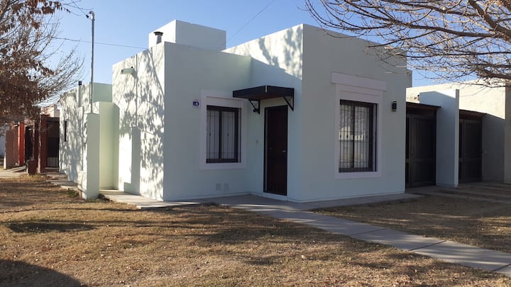 Casa Esquina Cómoda Y Bien Ubicada En Tunuyán. - Tunuyán