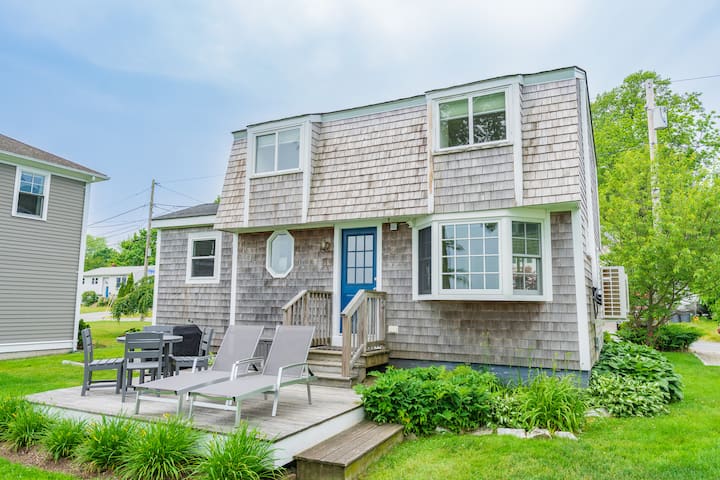 Barrington Waterfront Cottage W/ Yard & Dock - Swansea, MA