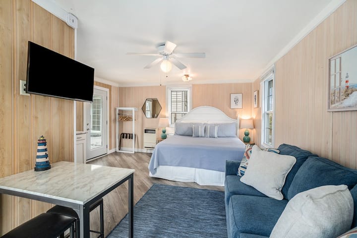 Watersview Inn Beach House (#16 Nook) King Bed - South Haven, MI