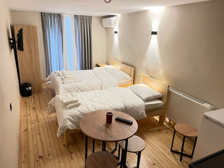 Taksim Merkez Üç Kişilik Balkon Oda  301 - Estambul