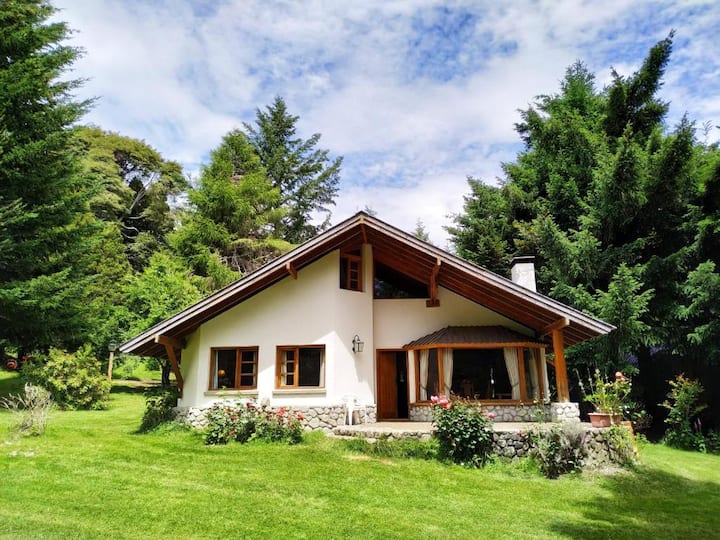 Amplia Casa Con Hermoso Jardín Ideal Para Grupos - Villa La Angostura