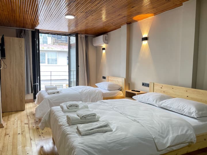 Taksim Merkez Üç Kişilik Balkon Oda 501 - Estambul