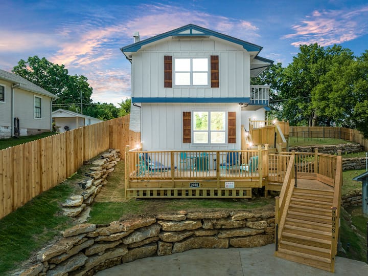Luxury 5br | 8 Beds, 2 Kg Suites + Deck, Owen Park - Tulsa, OK