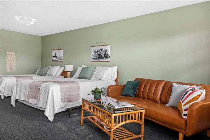 Motel Bear Lake | 2 Queen Beds, Couch & 2 Sinks - Arcadia, MI