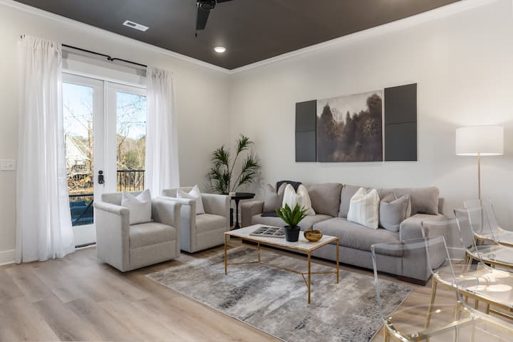Waterfront Main Level - 3 Bedroom Suite - Hoover, AL