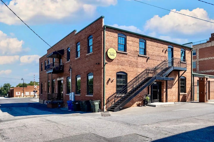 Entire Boutique Hotel In The Heart Of Hickory! - Hickory, NC