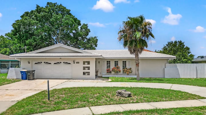 Stunning Lakeview Getaway: By Clearwater Beach - Clearwater, FL