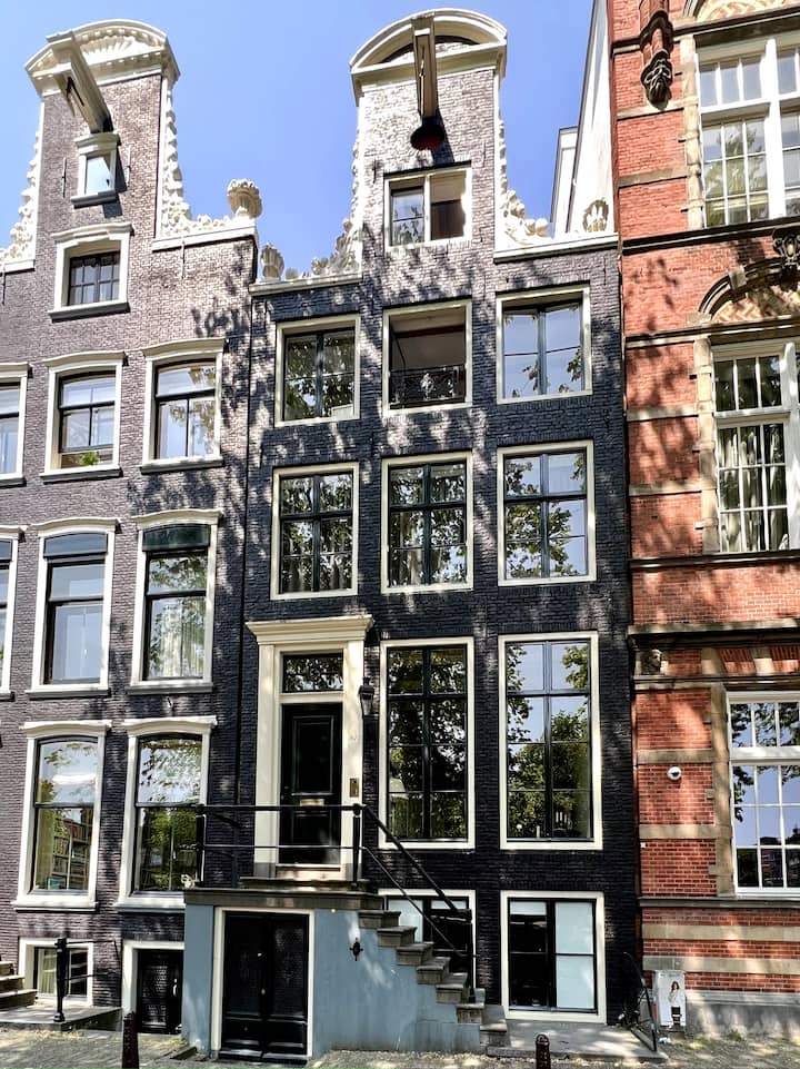 Stunning Canalside Apartment - 