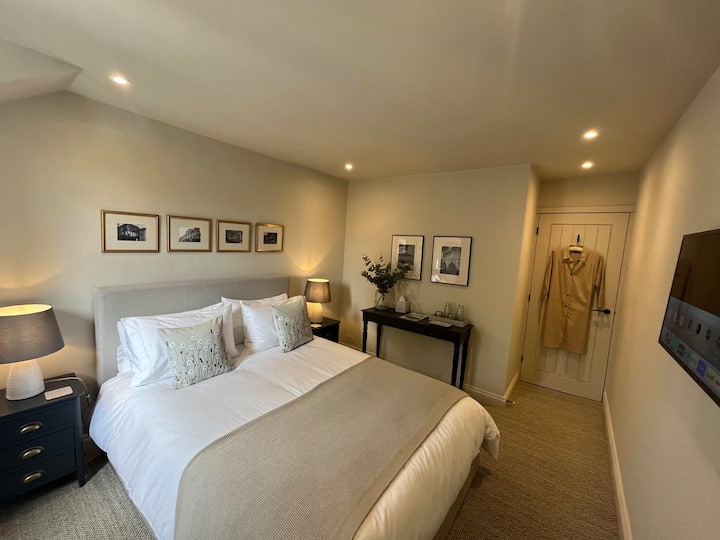 Contemporary Suite With Off-street Parking. - Bradford on Avon