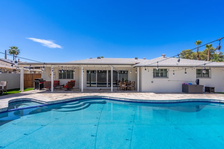 Luxurious Cascada Oasis ~ Cozy ~ Games ~ King Beds - Avondale, AZ