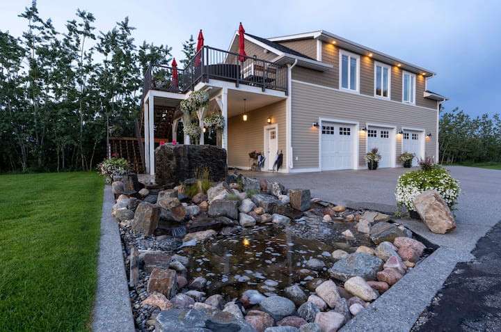 The Courtyard Room - Okotoks