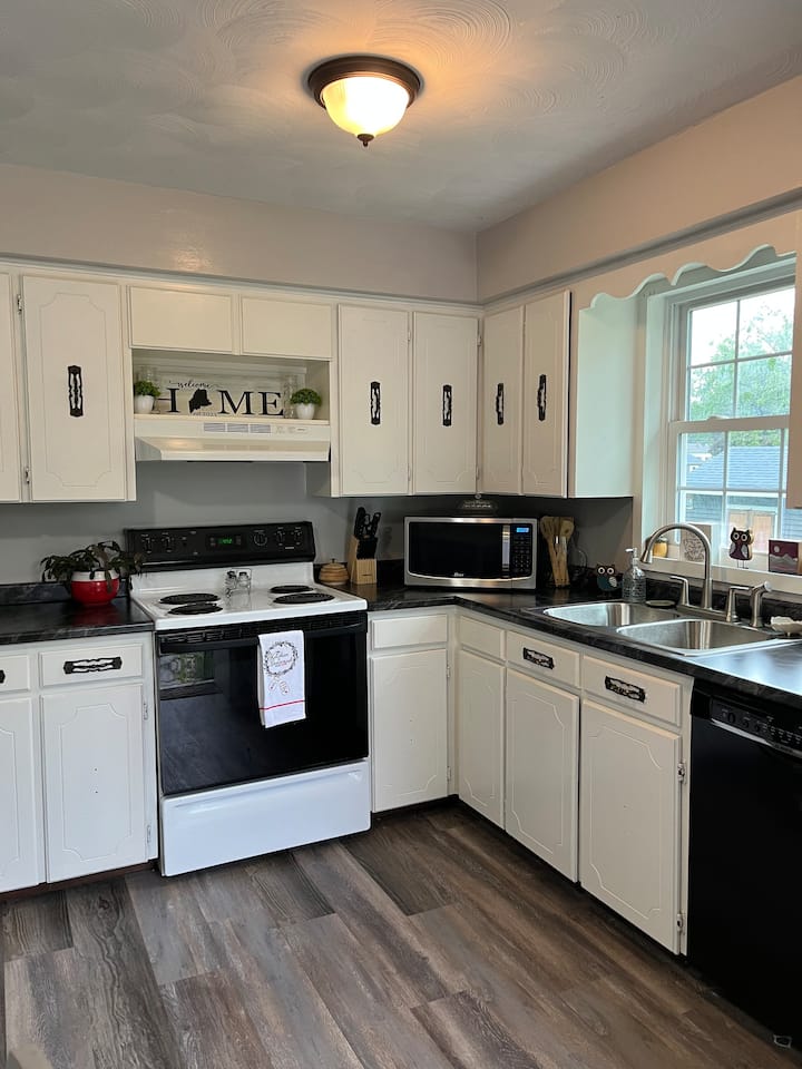 Beautiful Home Away From Home! Dog Friendly! - Crescent Beach, Auburn