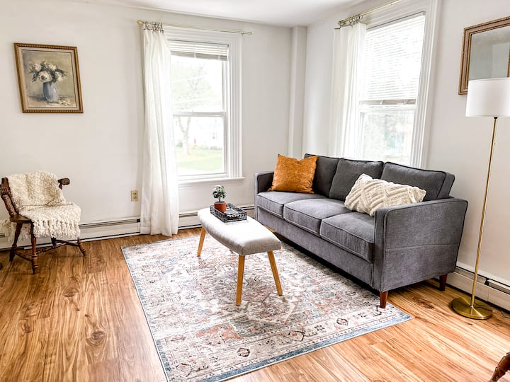 Historic 1-bedroom Apartment - New Hampshire (State)