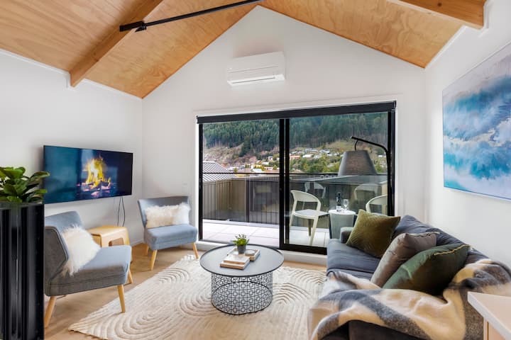 Modern Central Living - 3 Bed Apartment - Queenstown