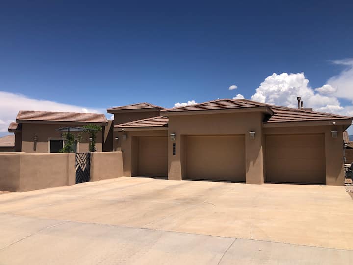 Mountain And Sunset Views Of Abq, Luxury 4 Br Home - Albuquerque, NM