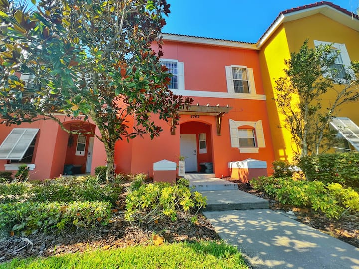 Affordable Family Townhouse Minutes From The Parks - Kissimmee, FL