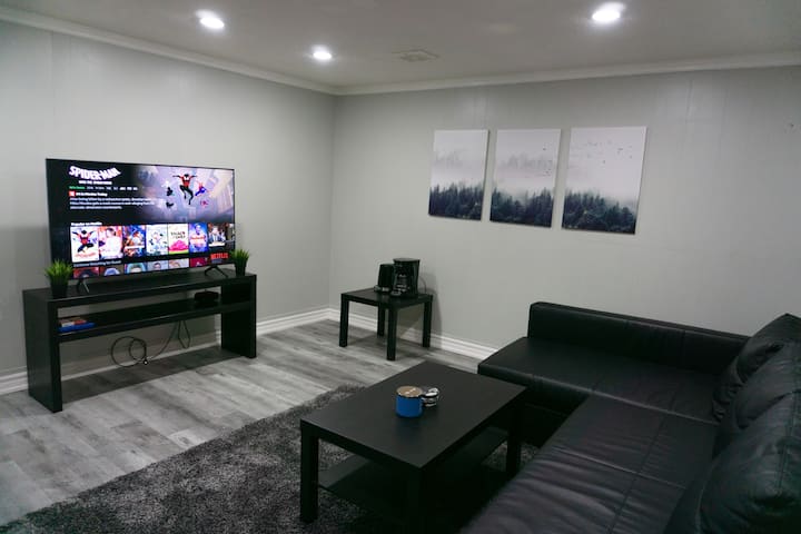 Modern 3 Bedroom Guest Suite - Toronto