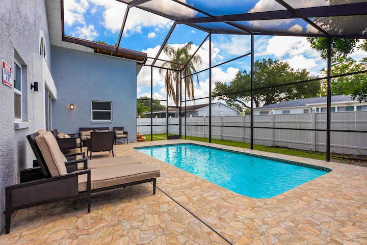 Elmhurst Getaway Home W/ Screened Pool - Pinellas Park, FL