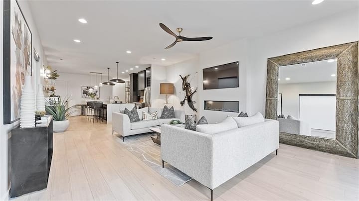 Modern Home Steps From Momentary & Downtown Square - Bentonville, AR