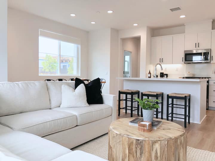 New Amazing Modern Home In Resort Style Community - Orange County, CA