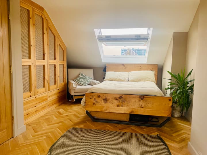 Private Stylish King-sized Room With En Suite In - Bristol