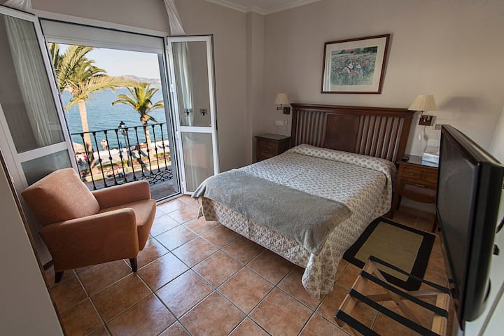 Amplio Apartamento En Pleno Balcón De Europa-nerja - Nerja