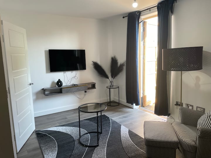 Contemporary Haven: 4-bed House In Dagenham - Romford