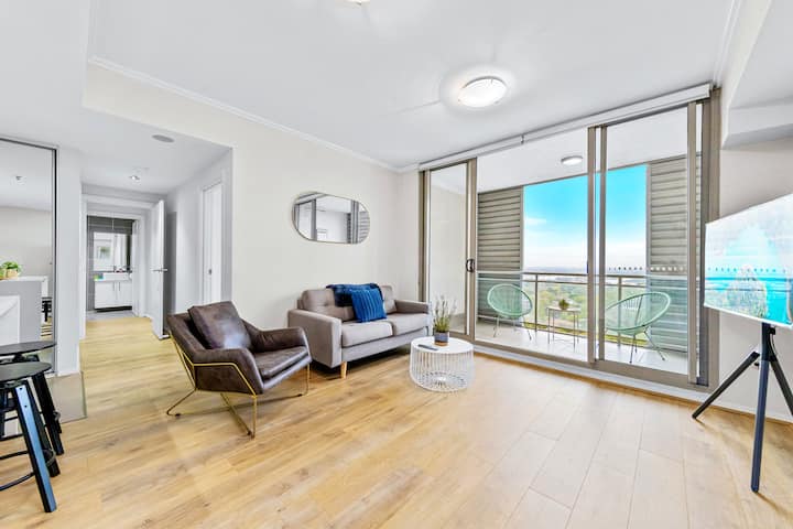 Stunning City And Water View Apartment - Gordon