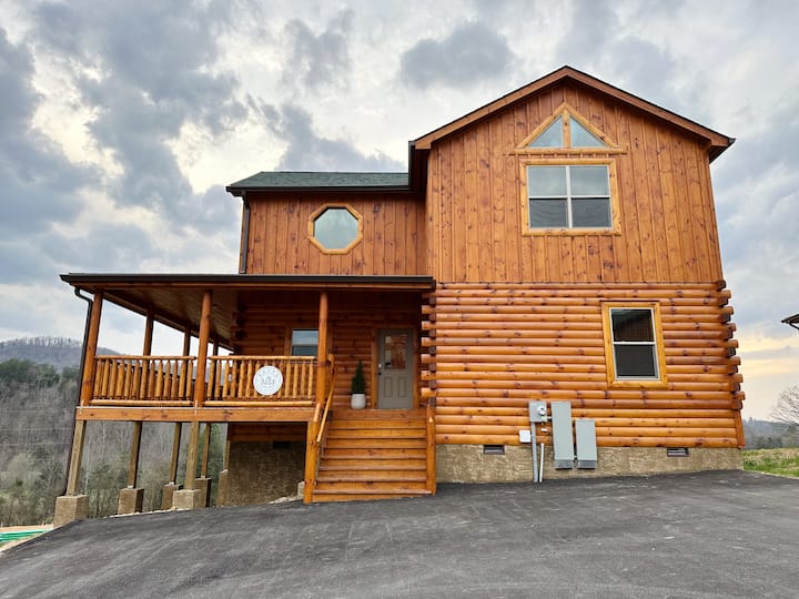 Mountain Cabin W/ Pool, Arcade & Fireplace - Pigeon Forge, TN
