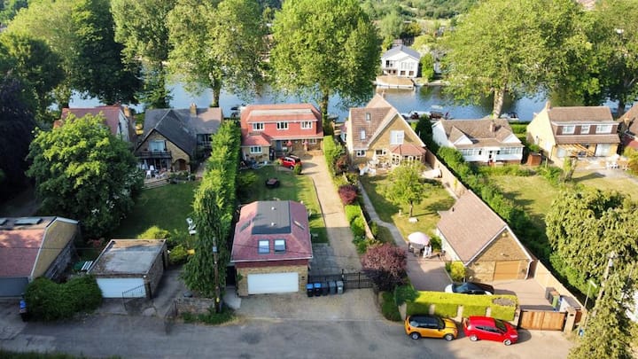 Riverside Retreat - Staines-upon-Thames