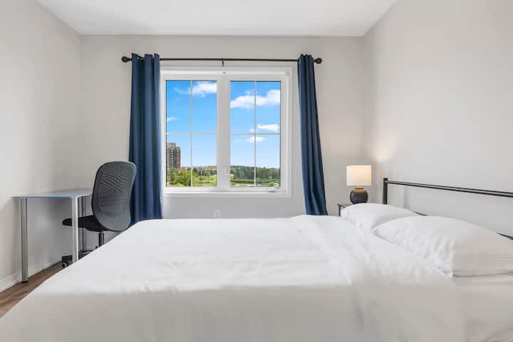 2 Bdrm Luxury Condo In Oakville + Free Parking - Mississauga