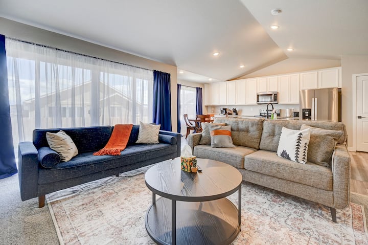 Family-friendly 3br | Garage, Yard & Pet- Friendly - Pueblo, CO