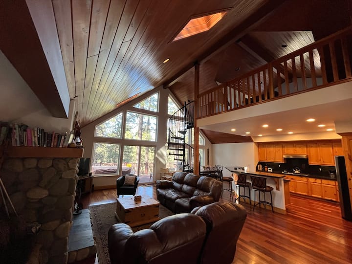 Mnt Chalet 4 Bedroom 2.5 Bath, Hot Tub, Pool Table - South Lake Tahoe, CA