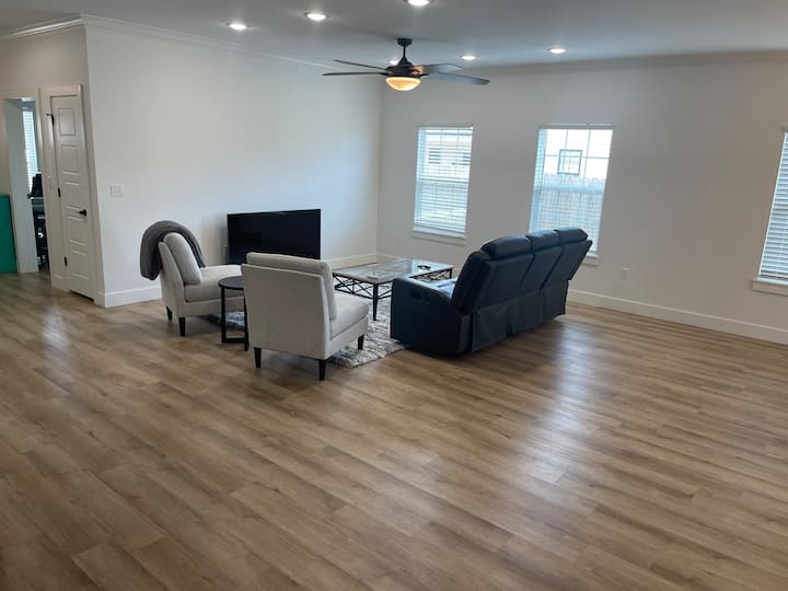 4 Bedroom 2 Bath 3 Car Attached Garage - Joplin, MO