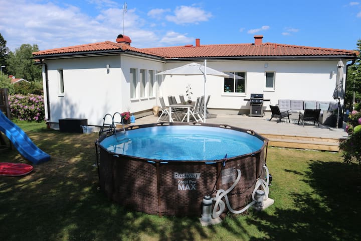 Villa Med Pool - Solna