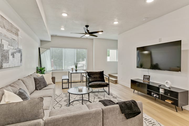 Luxury 3-bedroom Townhome – 7 Min To Downtown - Salt Lake City, UT