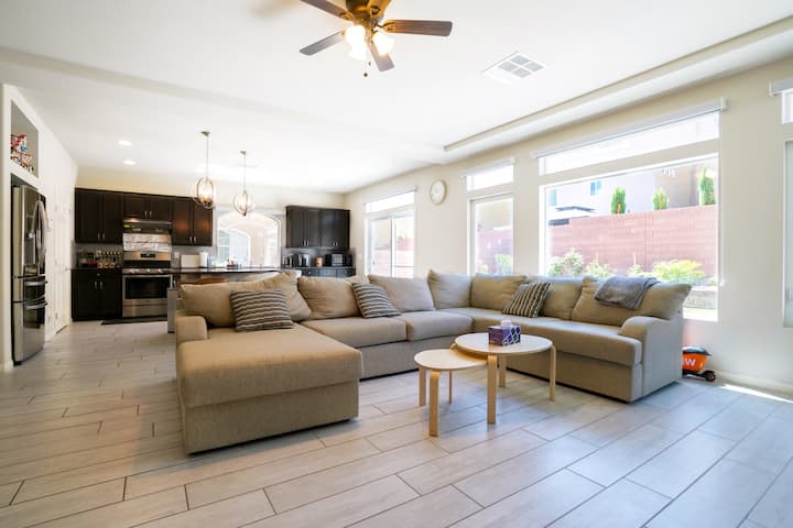 Bright & Cozy Home& Kids Play Area - Las Vegas, NV